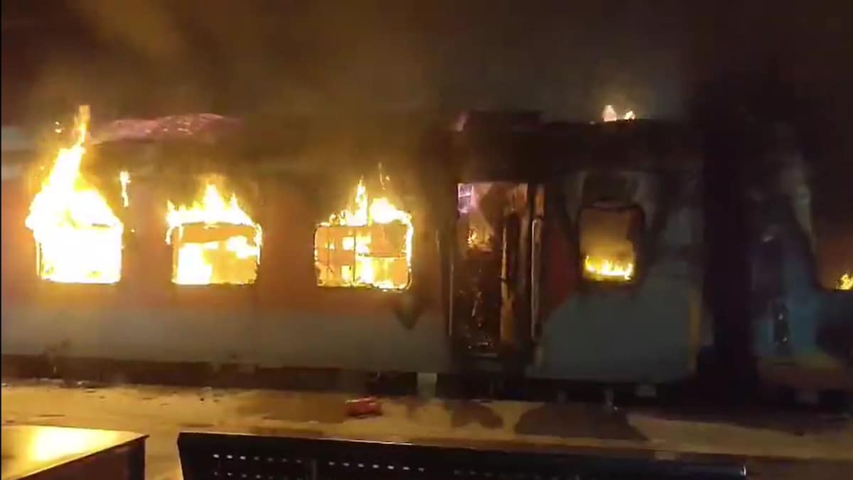 आग की गोला बन गई Tata-Ernakulam Express की B1 और M2 बोगियां, पल भर में ...