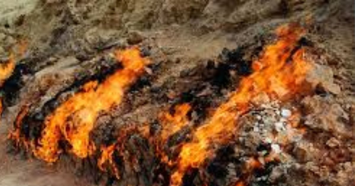 यहां जमीन से निकलती है आग, पानी में माचिस मारते ही भड़क उठती हैं लपटें ...