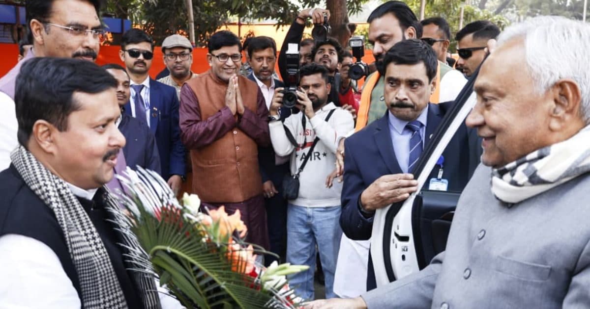 nitish kumar in dahi chuda bhoj nitin nabin invitation new patna club ...