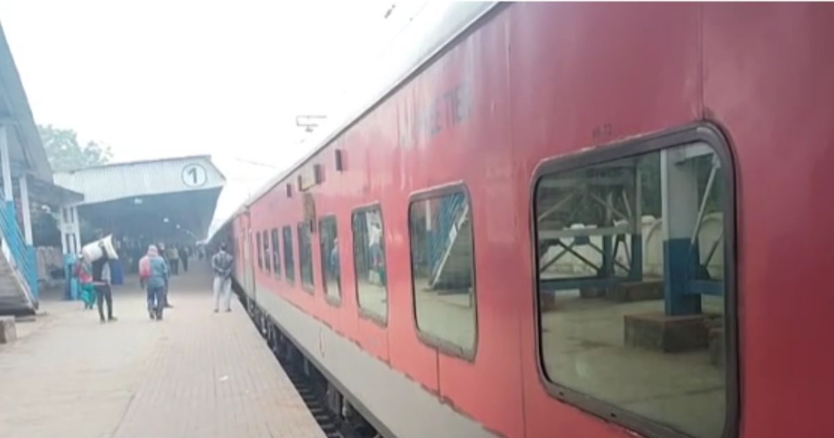 कटिहार के पास कामाख्या एक्सप्रेस में चोरी, AC 2 कोच भी नहीं सुरक्षित ...