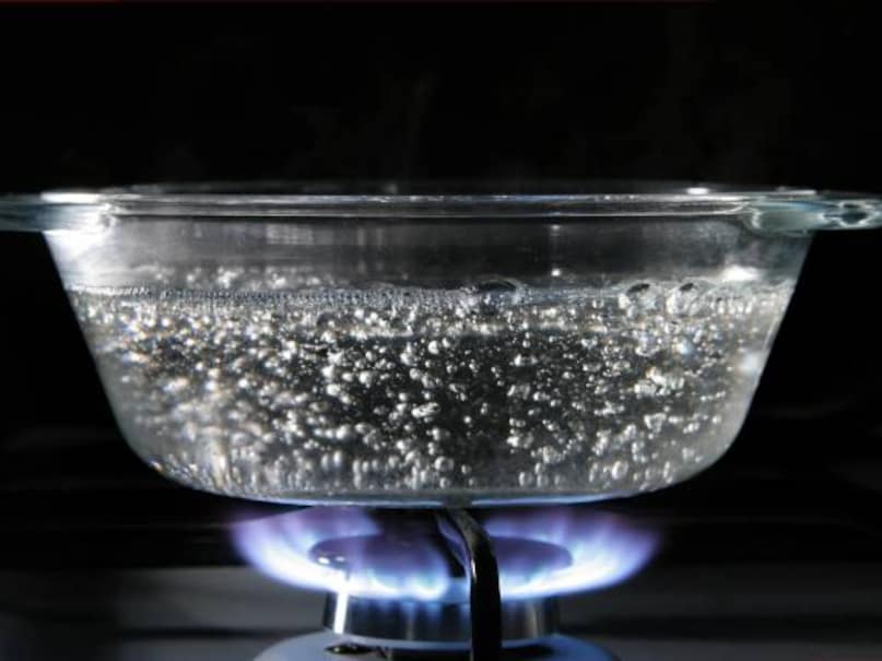 पानी उबालकर पीने के फायदे और नुकसान क्या हैं जानें विशेषज्ञों की राय ...