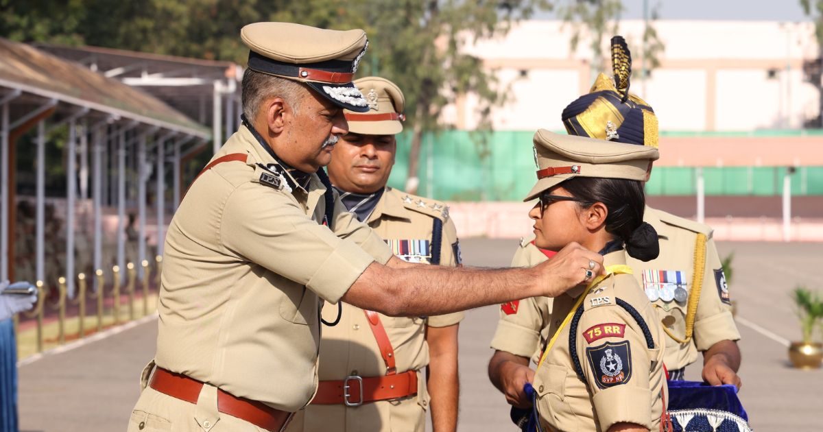 IPS Simran Bhardwaj Article: क्यों युवाओं को ब्यूरोक्रेसी में आना चाहिए ...