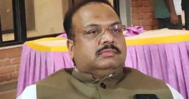 राजनीति और क्रिकेट के बीच फंसे राकेश तिवारी, 36 लाख ठगी केस में गैर ...