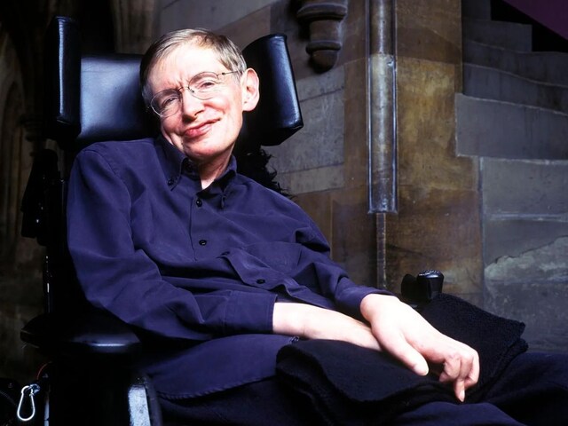 Stephen hawking Latest News | पूल पार्टी में बिकिनी गर्ल्स के हाथ से ...