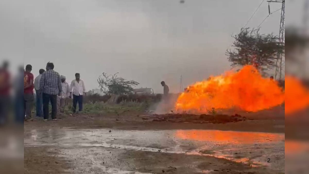 Mathura: श्मशान घाट के लिए पैसा पास, फिर भी नहीं बना शेड, बारिश में ...