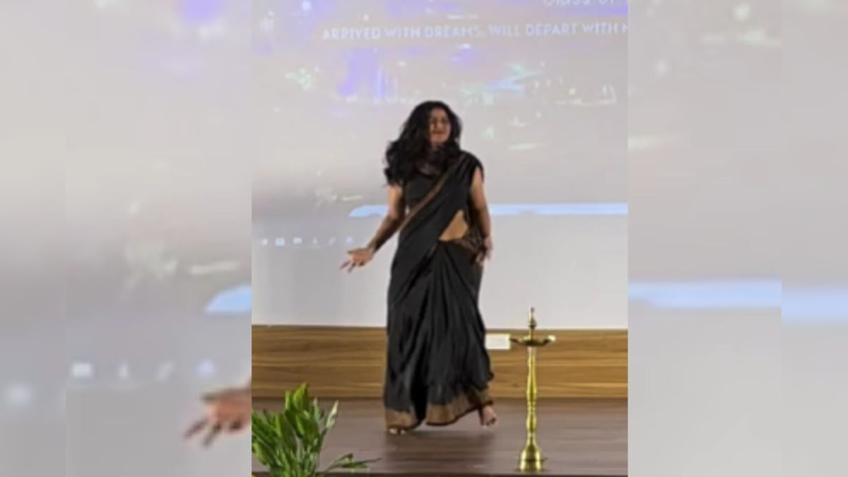 फेयरवेल में लड़की ने काली साड़ी में ‘Dum Dum’ गाने पर किया मस्त डांस ...