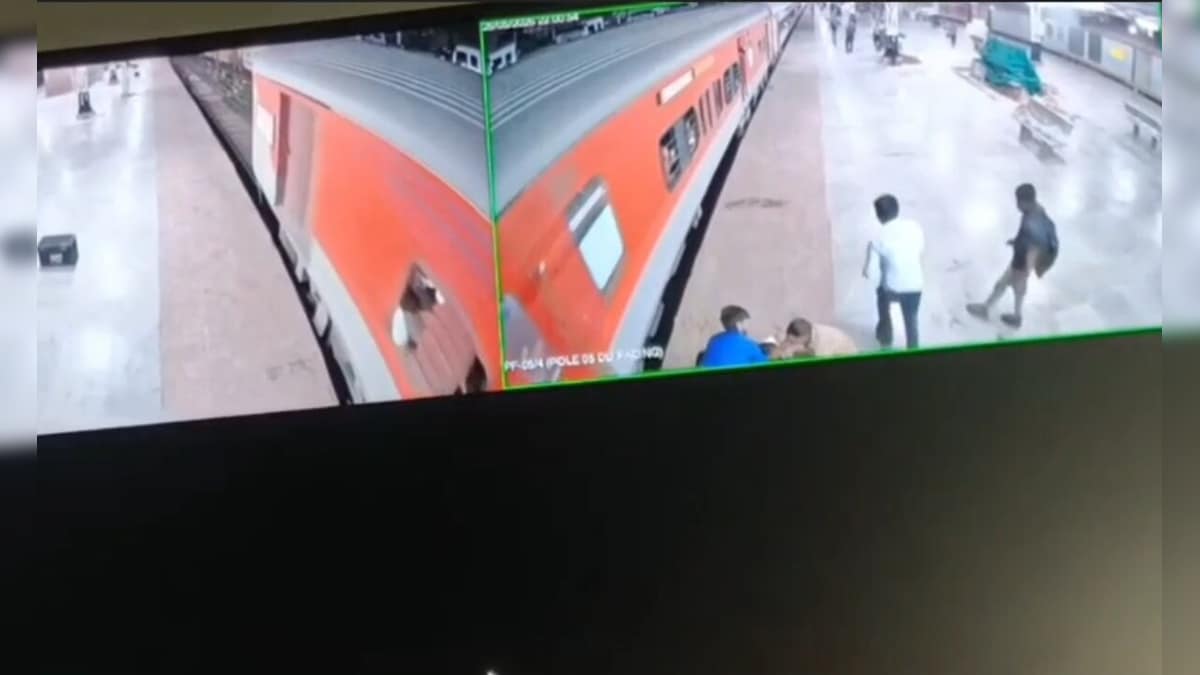 चलती ट्रेन में चढ़ रहा था शख्स, तभी फिसल गया पैर, काल से पहले पहुंचा ...