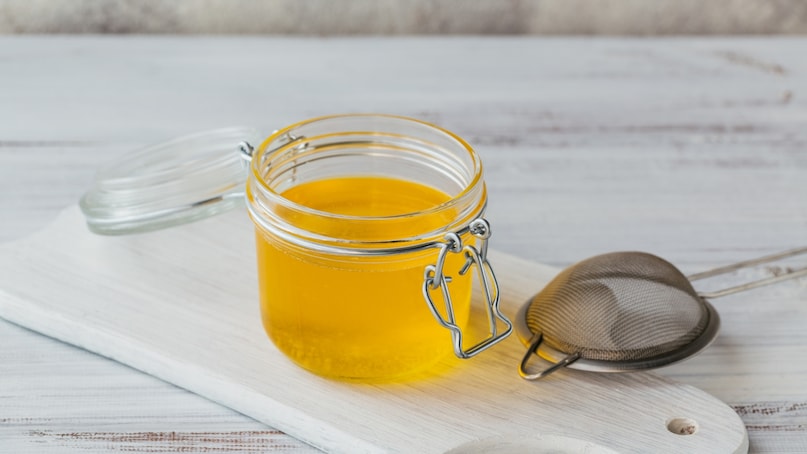 क्या आप भी घी को अंग्रेजी में सिर्फ “Ghee” कहते हैं? जानिए इसका असली ...