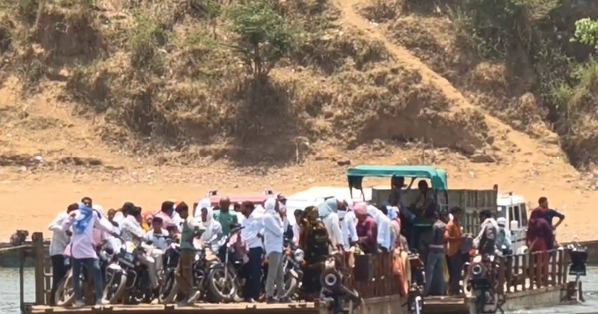 MP News: जुगाड़ की नाव पर इंसानों के साथ बाइक, कार, ट्रैक्टर ट्राली ...