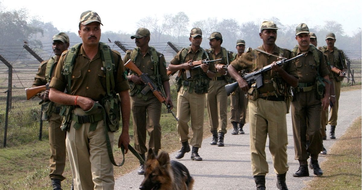 बांग्‍लादेश बॉर्डर पर रात में होने लगी हचलल, BSF के जवान हो गए अलर्ट ...