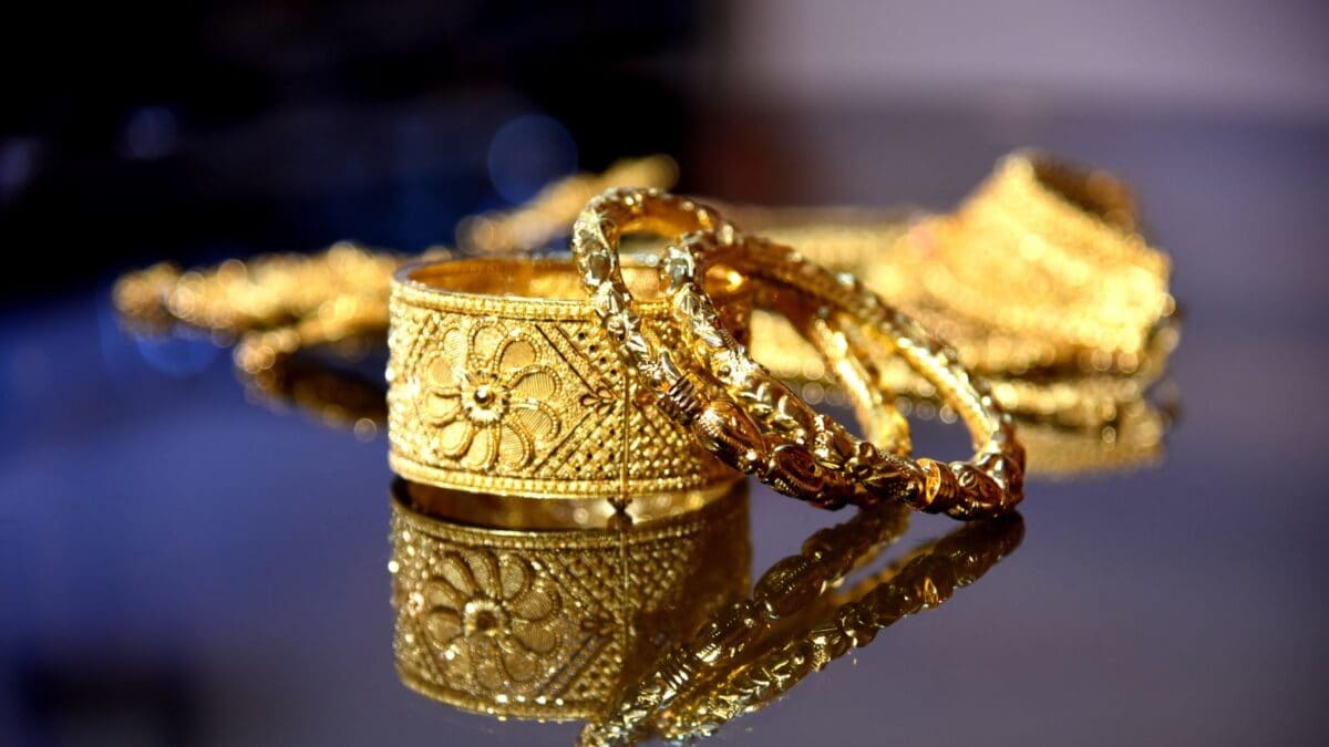 Gold Price : भारत में क्यों महंगा है सोना, अंतरराष्ट्रीय बाजार से 18% ...