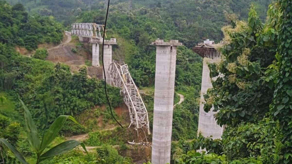 गुजरात में निर्माणाधीन रेलवे ब्रिज का हिस्सा ढहा, भारी गार्डर नीचे गिरे ...