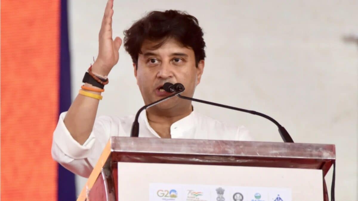 बीजेपी यूं ही नहीं जीतती चुनाव! कार्यकर्ताओं संग पंगत में बैठे सिंधिया ...
