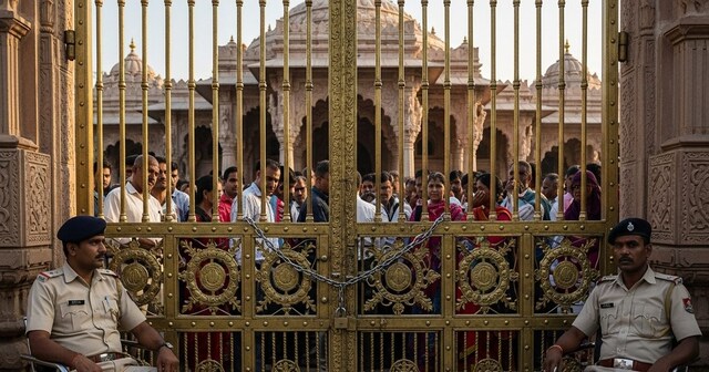 विवाद के चलते श्री हरिदेव जी महाराज मंदिर का मुख्य द्वार बंद, पुलिस बल ...