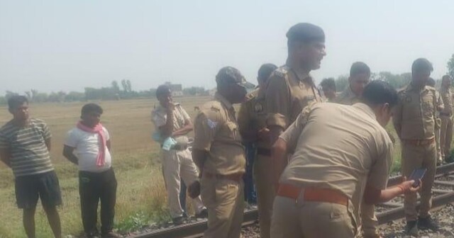 UP Crime News: चलती ट्रेन में युवक की गोली मारकर हत्या, बदमाश हुए फरार ...