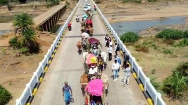 देसी स्टाइल में दूल्हे की एंट्री, बैलगाड़ी पर निकली बारात, पुराना ...