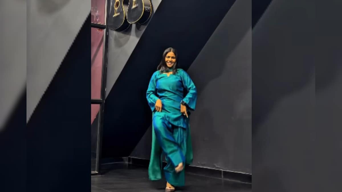 स्काई ब्लू सूट में लड़की ने ‘Multan’ गाने पर बिखेरा जलवा, क्यूट स्माइल ...