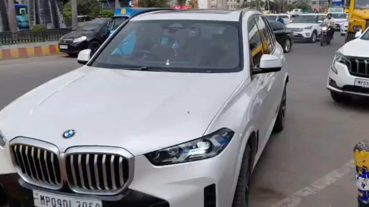 इंदौर में मेट्रो निर्माण की लापरवाही! चलती Audi कार पर गिरा भारी मलबा ...