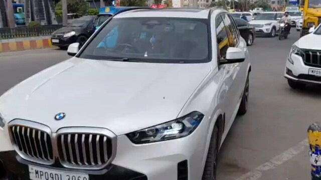 इंदौर में मेट्रो निर्माण की लापरवाही! चलती Audi कार पर गिरा भारी मलबा ...