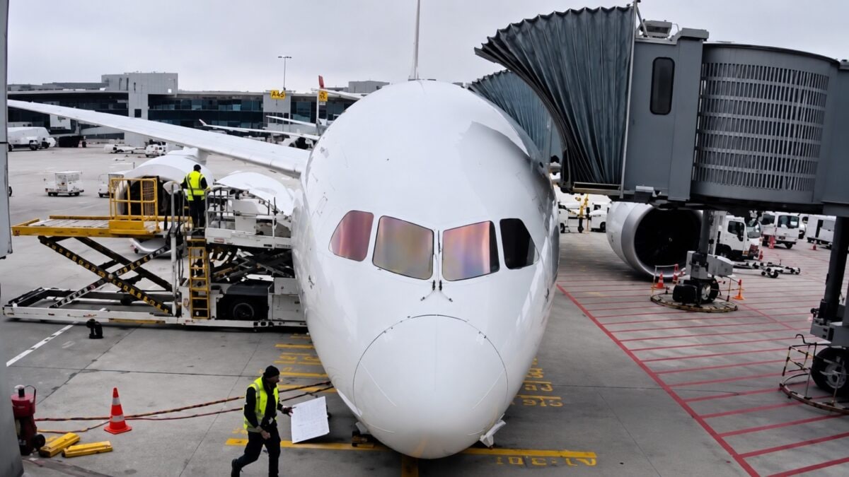 सवारी भर रहा था Boeing 787, खड़े-खड़े मुंह के बल गिरा प्लेन, Video में ...