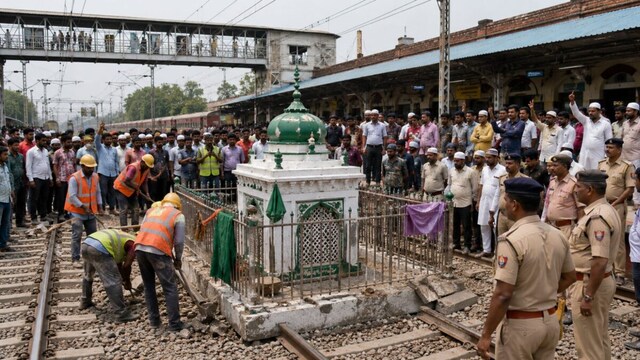 रेलवे ट्रैक के बीचों-बीच मजार! स्टेशन चौड़ीकरण रोकने के लिए बुलाई गई ...