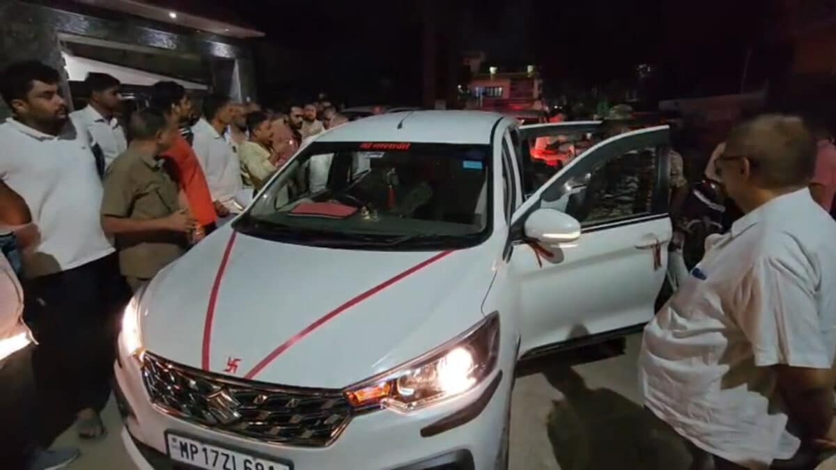 रीवा में RAID मूवी जैसा सीन! 12 घंटे छापमारी के बाद ठेकेदार के घर से ...