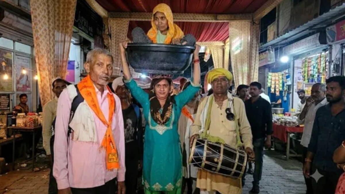 85 साल की सास बोलीं- वृंदावन जाना है, बहू सिर पर बिठाकर करा लाई 84 कोसी ...