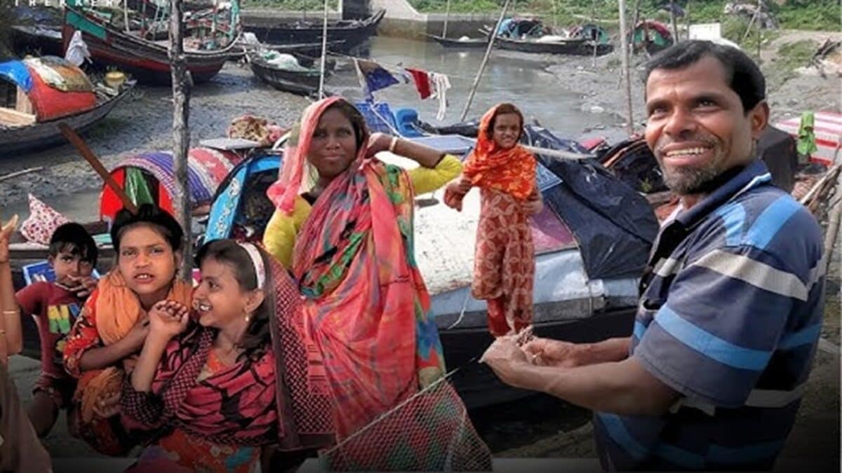 नर्क से बदतर है इन बांग्लादेशियों की लाइफ, नाव में बिताते हैं जीवन ...