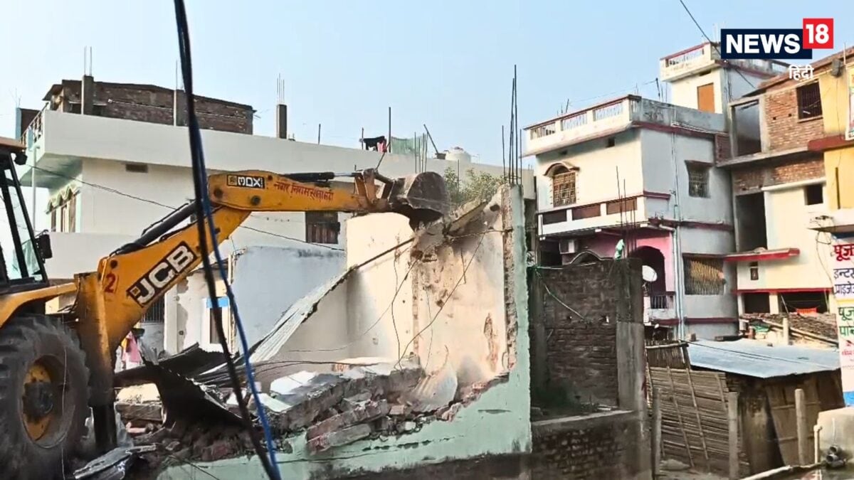 बिहार में मंत्री के घर चला बुलडोजर, श्वेता गुप्ता के आवास की दीवारें ध्वस्त