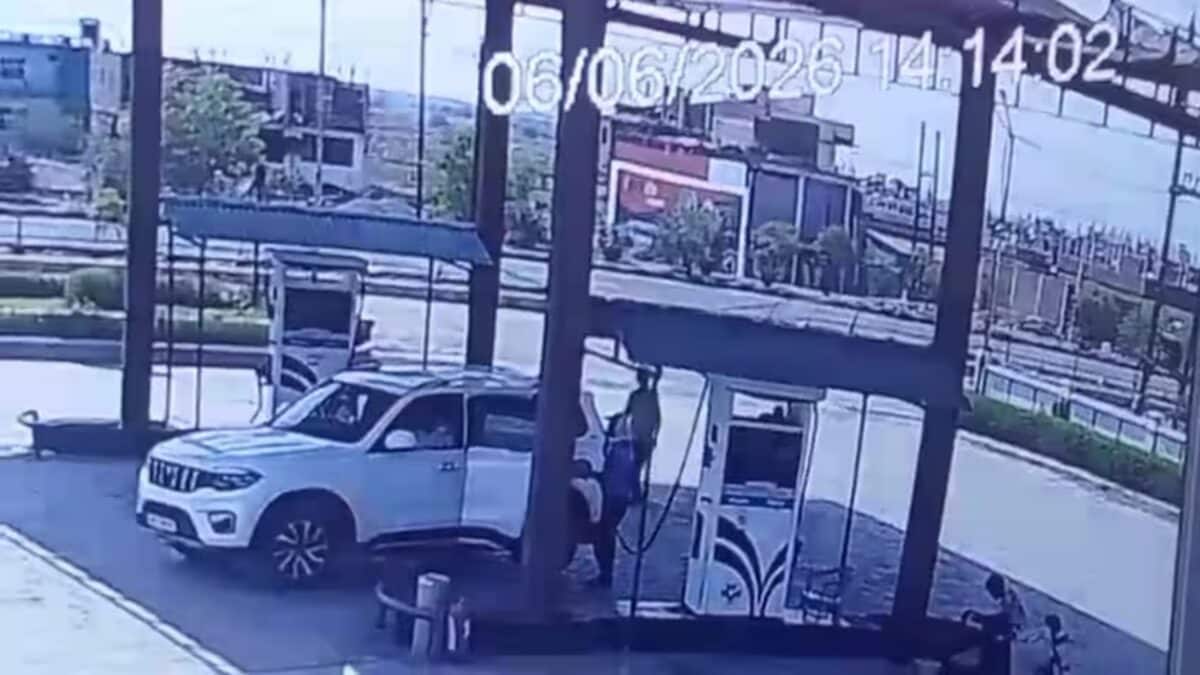 HIT & RUN का खौफनाक मंजर, उछलकर सड़क पर जा गिरे लोग, दो बच्चों की मौत ...