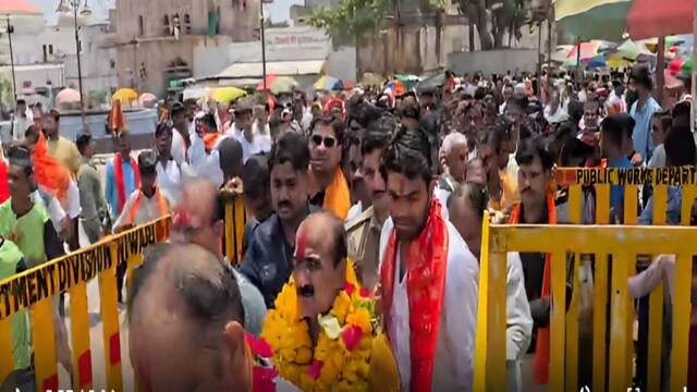 राज्यसभा सांसद बनने के बाद पहली बार ओरछा पहुंचे महेश केवट, रामराजा ...