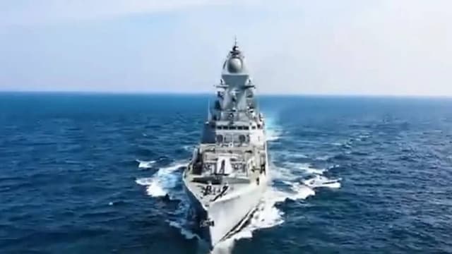 Indian Navy new warships। INS Dunagiri stealth frigate। एक साथ पानी में ...