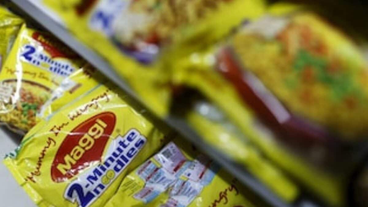 Maggi Row : मैगी पर फिर लगा आरोप, इस बार पैकेट में कीड़े मिलने की ...
