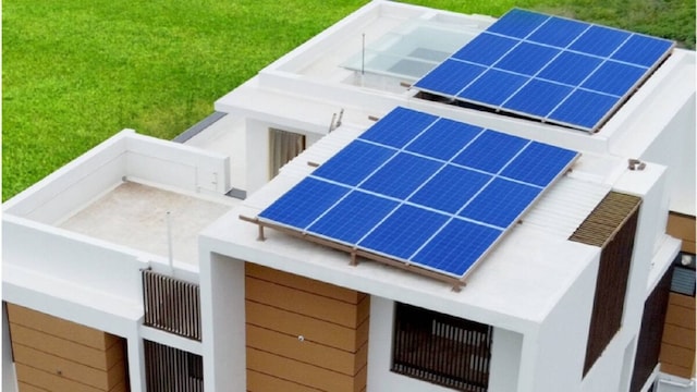 solar panel series 4th story: सौर ऊर्जा-4: 100 गज के घर की छत पर लगा ...