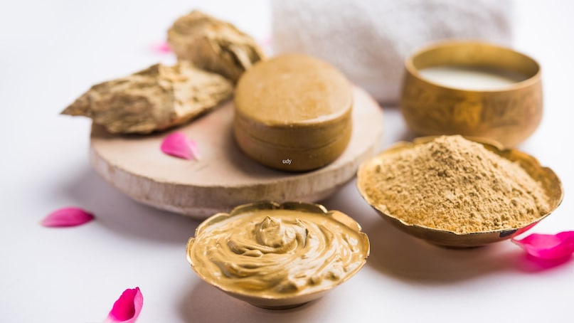 चेहरे पर चंदन लगाएं या मुल्तानी मिट्टी? ग्लोइंग स्किन के लिए जानें ...