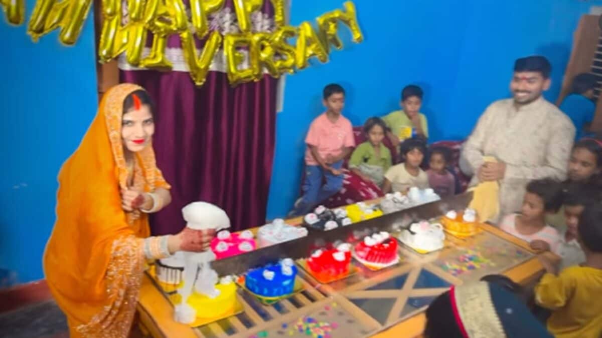 वायरल हो गई कपल की पहली एनिवर्सरी, आरी से काटा केक, देखते ही छूटी लोगों ...