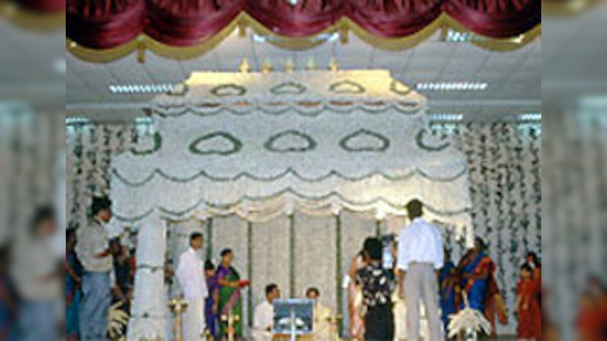 Venue Delhi: 10,000 knot out!