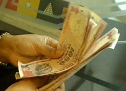 How to identify a counterfeit note - News18
