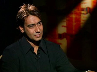 Ajay Devgan fined Rs 100 for smoking in public - News18 Ajay Devgan fined Rs 100 for smoking in public - News18