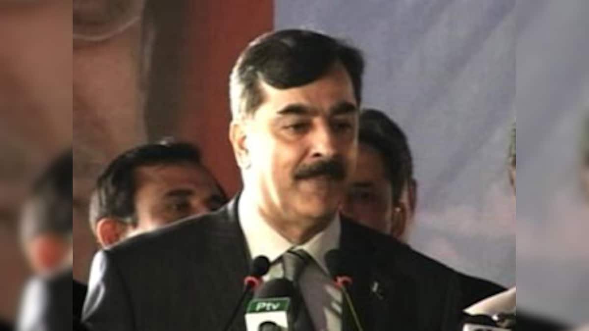 Gilani says Pak committed to resolving issues with India