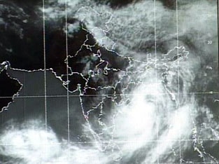 Three killed as cyclone hits West Bengal - News18