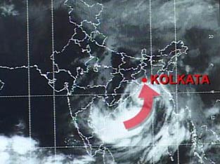 Watch: Life comes to a standstill as Aila hits Bengal - News18