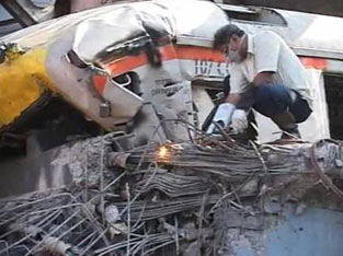 Watch: Pipeline falls on Mumbai train - News18