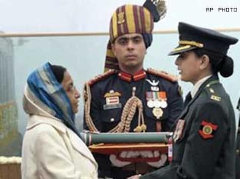 Pratibha Patil awards Ashok Chakras on R-Day