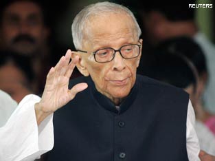 PM, FM and many others rush to meet Jyoti Basu - News18