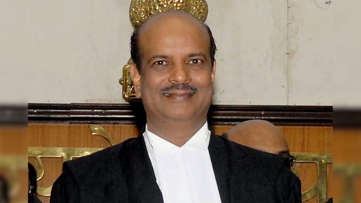 Dinakaran defies SC panel, not going on leave - News18