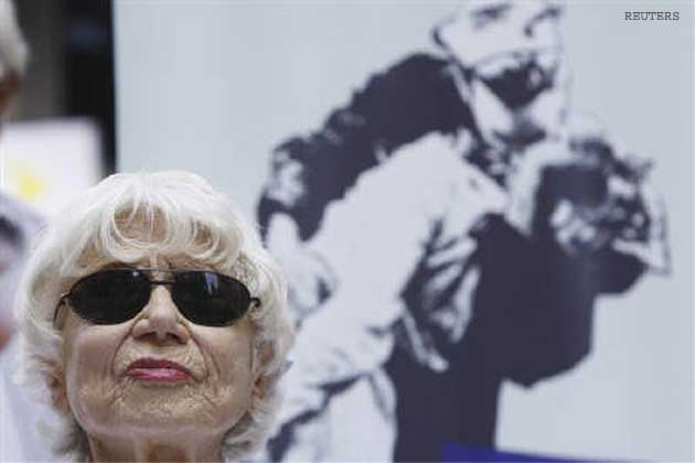 WWII nurse in iconic Times Square kissing photo dies - News18