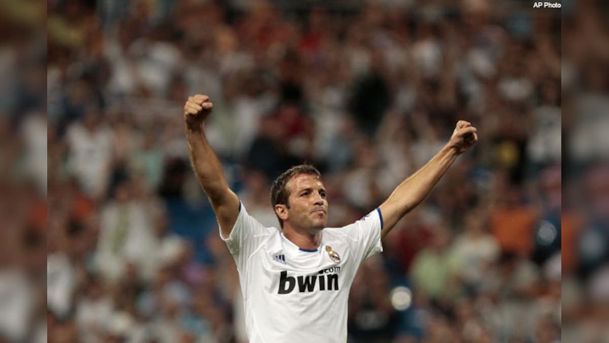 Van der Vaart completes Spurs move