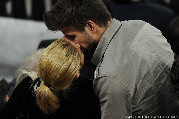 Shakira kisses boyfriend Gerard Pique in public - Photogallery