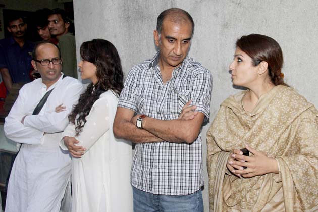 StarGaze: Rekha seen in public, Vidya Balan parties - Photogallery